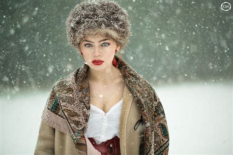 Красавица в меховой шапке обои для рабочего стола картинки фото