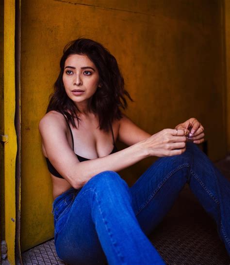 Photos டைட் டாப்பில் தெறிக்கவிடும் அழகில் ஆஷா நேகி வசீகரிக்கும் நச் பிக்ஸ் இதோ Actress