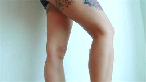 핫팬츠를 벗고 힐을 신고 포즈를 취하는 어린 아기 xHamster
