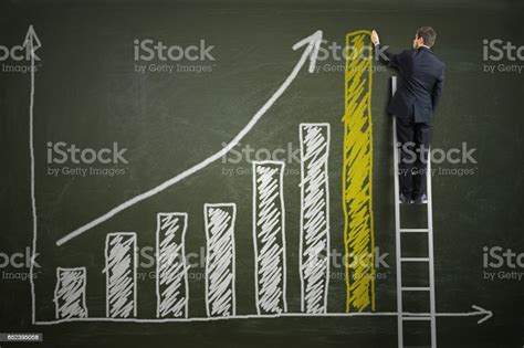 성공적인 사업가 사다리에 서 하 고 칠판에 이익의 성장 그래프를 그리기 투자 개념입니다 그리기에 대한 스톡 사진 및 기타 이미지
