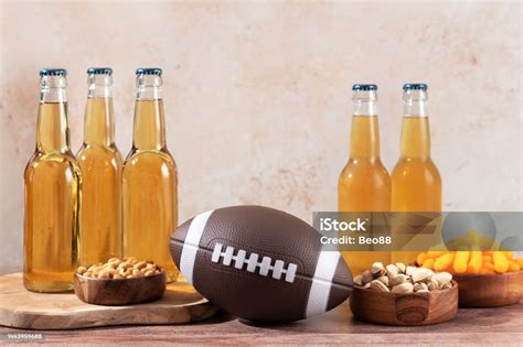 병에 담긴 맥주와 럭비 공이 있는 나무 테이블에 간식 게임 야간 음식 0명에 대한 스톡 사진 및 기타 이미지 0명 European Football
