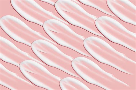 화장품 크림이 많이 묻어 있습니다 가볍고 매끄러운 표면 퍼질 수 있는 크림의 질감 액체 크림 같은 스트로크 분홍색 배경에 화장품