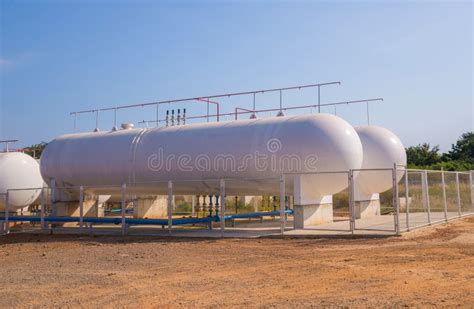 Баки для хранения природного газа в промышленном предприятии Стоковое