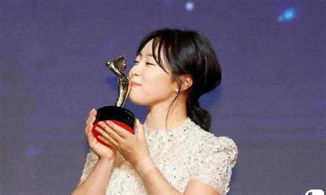 스포키 대상 트로피에 입맞춤하는 김수지