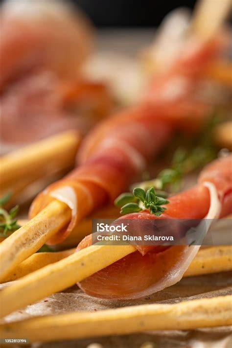 그리스리니 빵 막대기 채소 올리브 오일을 곁들인 전통 스페인 자몬 세라노 햄 프로슈토 크루도 파르마 햄 이탈리아 안티파스토 0명에 대한 스톡 사진 및 기타 이미지 Istock