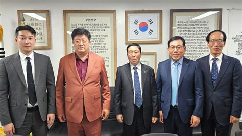 대한노인회 경기 안산시 상록구지회 안산상공회의소 회장 방문해 쌀 후원 백세시대