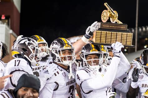 Late Field Goal Leads Wmu Football To Win Over Cmu In Snowy Rivalry