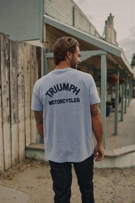 T Shirt Ditchling à Poche Avec Logo Dans Le Dos Rouge Vêtements Casual