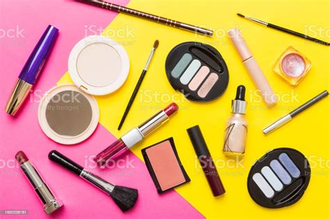 전문 메이크업 도구 평면도 플랫 레이 아름다움 장식 화장품 메이크업 브러쉬 세트 및 테이블 배경에 컬러 아이 섀도우 팔레트 미니멀리즘 스타일 0명에 대한 스톡 사진 및 기타