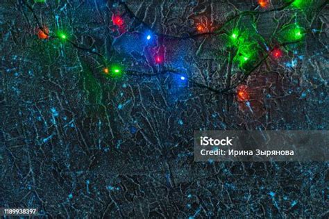 黒いテクスチャの背景に色付きの花輪ライト付きの背景写真 お祝いのストックフォトや画像を多数ご用意 お祝い まぶしい カラー画像