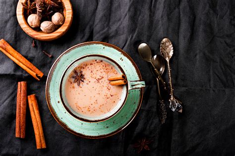 리넨 식탁보에 우유와 향신료를 곁들인 전통 인도 차 한 잔 최고 전망 마살라 차이 0명에 대한 스톡 사진 및 기타 이미지 0명 가을 갈색 Istock