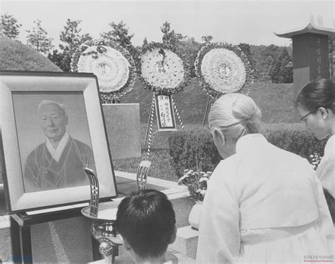 이승만 박사 11주기 추모예배에서 손자와 함께 추모하고 있는 미망인 프란체스카 여사