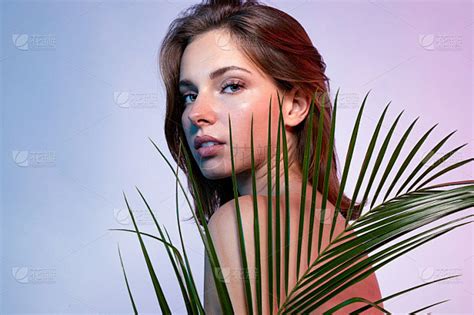 带着蕨叶的可爱女士