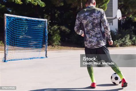 빈 골로 공을 걷어 차는 축구 선수 20 24세에 대한 스톡 사진 및 기타 이미지 20 24세 건강한 생활방식 결심 Istock
