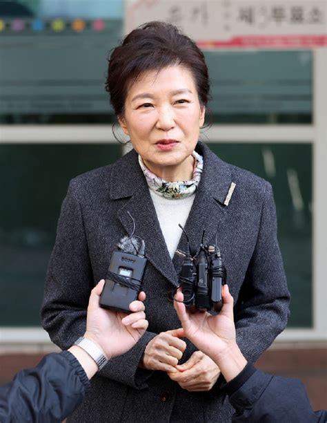 朴槿惠出狱后状态好棒！戴彩色印花丝巾亮相，72岁脸蛋嫩到掐出水 Nestia