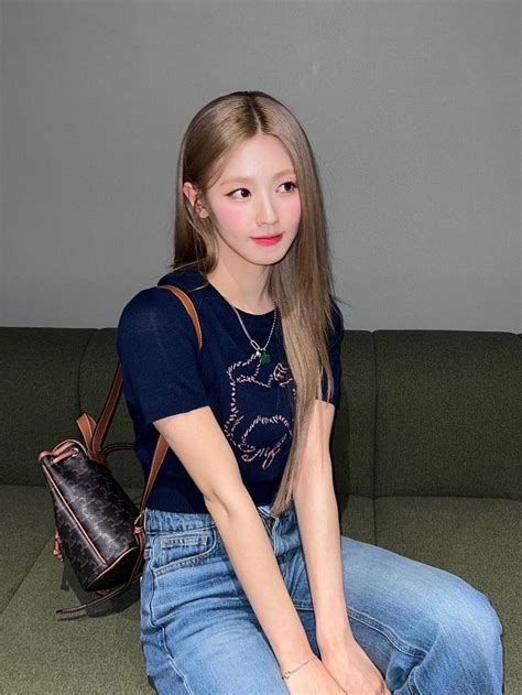 Gi Dle 미연 Miyeon In 2022 Fashion Mom Jeans Women
