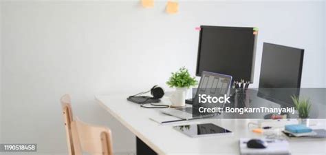 현대 Ux 웹 개발자 팀 직장 데스크톱 컴퓨터 와 노트북 컴퓨터의 자른 샷 0명에 대한 스톡 사진 및 기타 이미지 0명 개발 검색 엔진 Istock