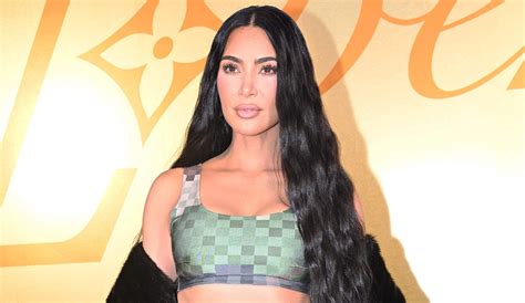 金·卡戴珊 Kim Kardashian 在“卡戴珊家族” The Kardashians 中扔掉了有意义的高跟鞋 鞋类新闻
