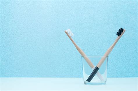 복사 공간이있는 파란색 배경에 투명한 유리에 대나무 칫솔 한 쌍 0에 대한 스톡 사진 및 기타 이미지 0 0명 개념
