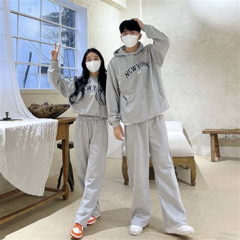 위위클로즈 크롭오버핏⭐️강추 뉴욕 자수 쭈리 후드 티 트레이닝 세트 와이드 츄리닝 바지 셋업 데이트 캠핑룩 꾸안꾸 커플 시밀러룩