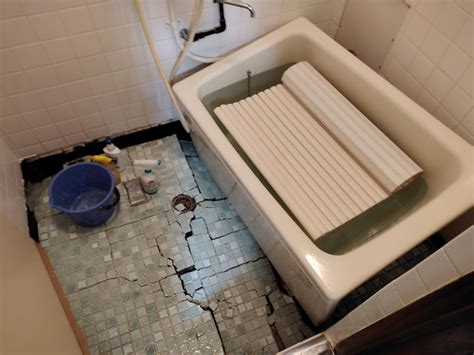 「入居して3日目でこれ」風呂に入ったら湯船が沈んだ！？床のタイルがバキバキに…「漫画のような壊れ方」に驚き｜まいどなニュース