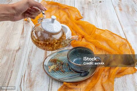 투명한 유리 주전자와 린든 티컵 약용 식물 허브 차에 사용되는 꽃 팅크 허브 라임 트리 차 닫습니다 복사 공간 0명에 대한 스톡 사진 및 기타 이미지 Istock