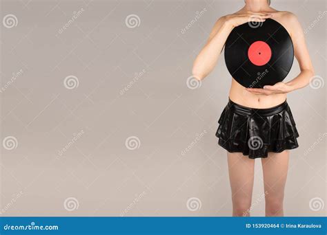 Fille Nue Sexy Dans La Jupe Courte Noire Couverte De Disques De Vinyle