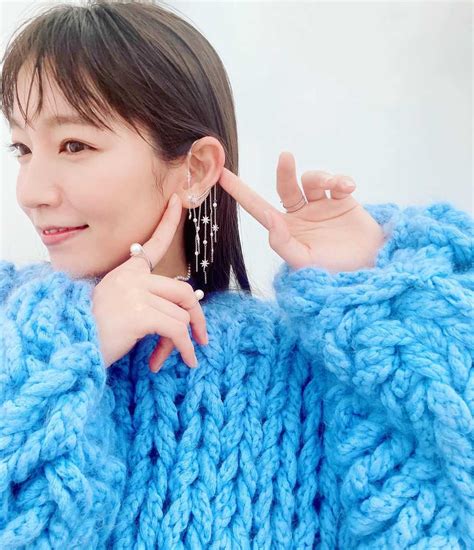 吉岡里帆、鮮やかブルーのざっくりニットが似合い過ぎで透明感ハンパない！ Okmusic