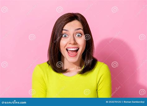 Foto De Una Alegre Muchacha Alegre Abierta Boca Sin Palabras No Se Puede Creer Aislado En