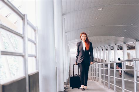 아시아 사업가 수하물을가지고 걸어가 플랫폼 방법비즈니스 여행 및 사람들이 개념을 통 공항에 대한 스톡 사진 및 기타 이미지