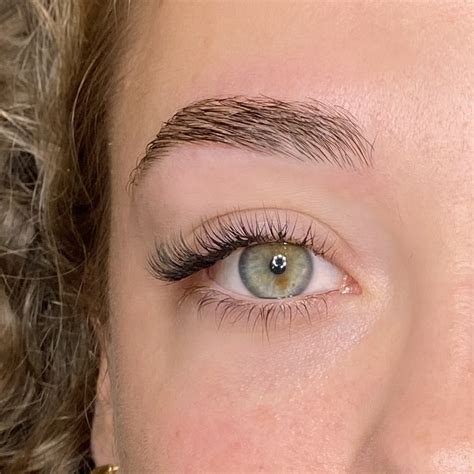 Extensions De Cils La Différence Entre La Technique Volume Russe Et