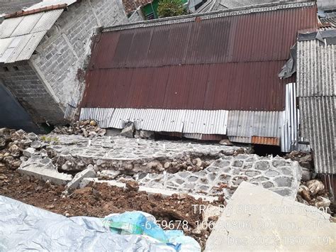 Tembok Longsor Di Bogor Timpa Dua Rumah Warga Okezone Megapolitan