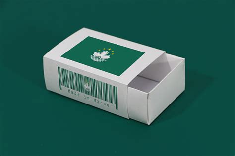 바코드와 녹색 배경에 국가 플래그의 색상흰색 상자에 마카오 플래그 넣어 일치 또는 제품에 대한 종이 포장 개념에 대한 스톡 사진