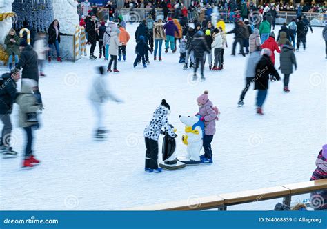 Eisbahn Im Winter Schlittschuhlaufen Schlittschuhlaufen Eislaufen