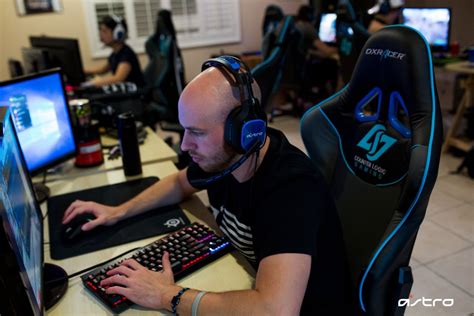 Why Do Pro Csgo Players Use Earbuds At Oliver Howell Price Blog