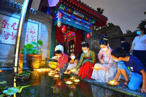 穿針乞巧放燈祈福四合院裡七夕遊園會古風濃 每日頭條