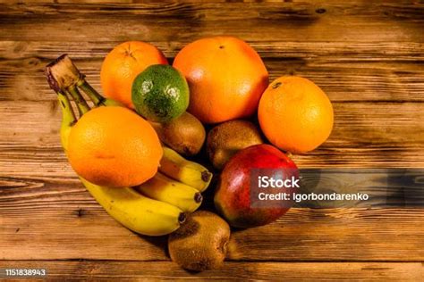 이국적인 과일이 있는 정물화 나무 테이블에 바나나 망고 오렌지 아보카도 자 몽과 키 위 과일 감귤류 과일에 대한 스톡 사진 및 기타 이미지 Istock
