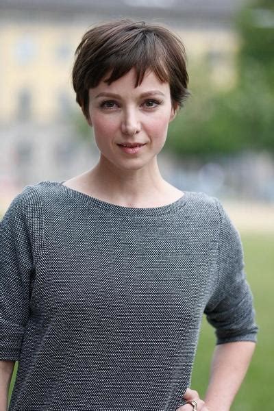 Julia Koschitz About Entertainmentie
