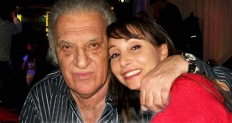 Sandra De Basile En Una Baldosa