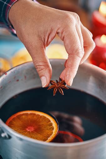 오렌지 계 피 스타 아니 스와 향료와 Mulled 와인을 준비 하 고 크리스마스에 대 한 가득 찬에 대한 스톡 사진 및 기타
