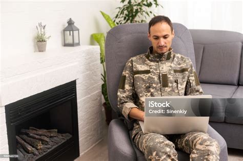 반대 정보 개념의 감시 및 통제 정보 작전을 위해 노트북에서 작업하는 위장복을 입은 군인 가정 생활에 대한 스톡 사진 및 기타 이미지 가정 생활 군대 군복 Istock