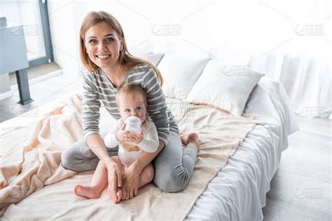 快乐的母亲喂养她的孩子