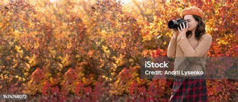 가을 공원에서 주황색 단풍으로 카메라를 들고 사진을 찍는 사진작가의 초상화 공간을 복사합니다 18 19세에 대한 스톡 사진 및 기타 이미지 Istock