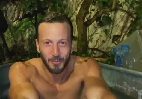 מייקל לואיס שוב עירום הפעם בגשם Tmi