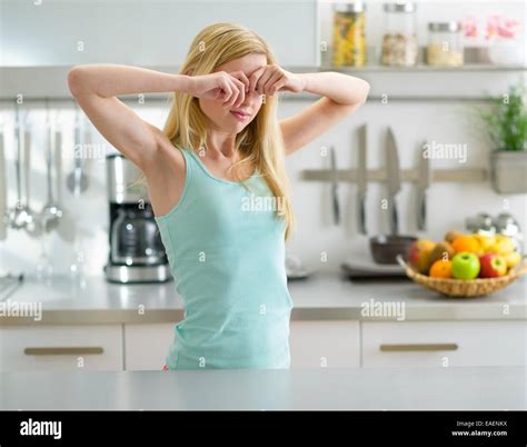Mujer Joven De Pie En La Cocina Fotografías E Imágenes De Alta