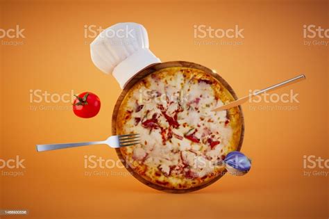 오렌지색 배경에 나이프와 포크가 있는 토마토와 양파가 있는 요리사의 모자에 피자 3d 렌더링 건강하지 못한 생활방식에 대한 스톡