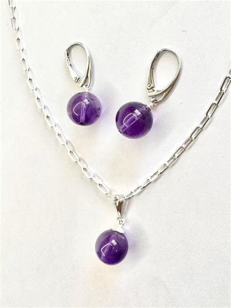 Bolor Байгалийн нил ягаан болор чулуутай ээмэг зүүлт мөнгөн гинжтэйгээ ҮНЭ 200к Facebook