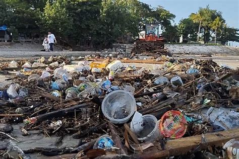 Sampah Kiriman Mulai Menepi Di Pantai Kuta 1