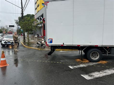Fotos Motociclista Morre Após Cair Embaixo De Caminhão Em Rua
