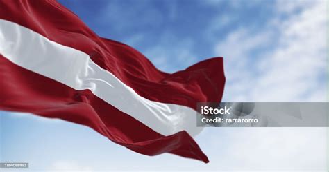晴れた日に風になびくラトビア共和国の国旗 ラトビアのストックフォトや画像を多数ご用意 ラトビア 旗 ラトビア国旗 Istock